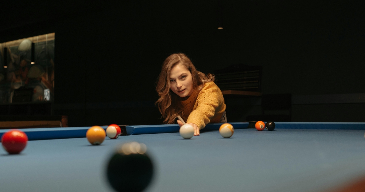 How to Hold a Pool Cue: Beginner's Guide to Perfect Your Grip ...