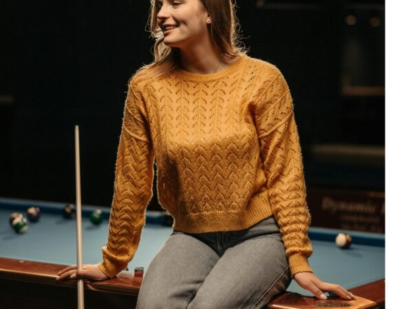 How to Hold a Pool Cue: Beginner's Guide to Perfect Your Grip ...